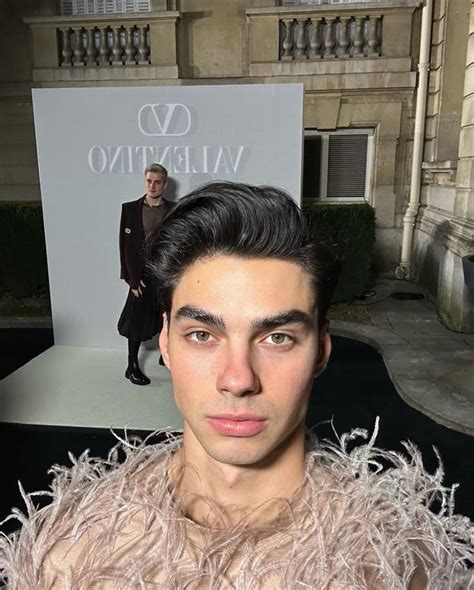 Pin By Felipe Crizzi On Looks Men Fashion Show Korean Dress Celebs