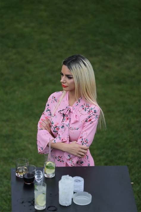 무료 사진 금발 머리 예쁜 소녀 화려한 슬림 서 있는 포즈 음료 레모네이드 과일 칵테일 여자