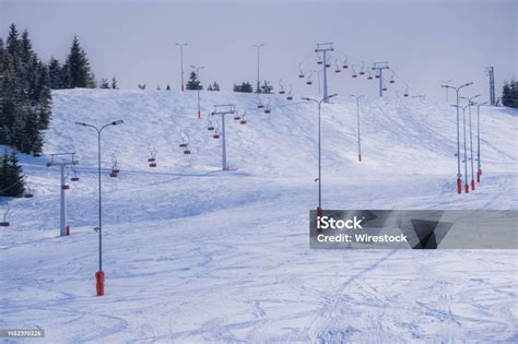 루마니아 Muntele Mic의 스키 리프트를 배경으로 눈 덮인 스키 슬로프 0명에 대한 스톡 사진 및 기타 이미지 0명
