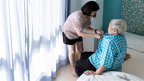 Mengenal Fungsi Walker Alat Bantu Jalan Untuk Lansia Klikdokter