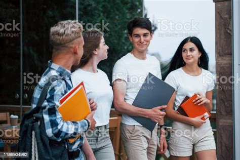 비오는 날 캐주얼 한 옷을 입은 4 명의 젊은 학생이 모임을 갖는다 4 명에 대한 스톡 사진 및 기타 이미지 4 명 갈색 머리 걷기 Istock