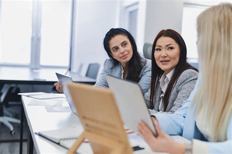 프로젝트 검토에 협력하는 세 명의 다민족 직원이 Office의 태블릿에서 함께 작업합니다 검사 보기에 대한 스톡 사진 및 기타 이미지 검사 보기 계획 기업 문화