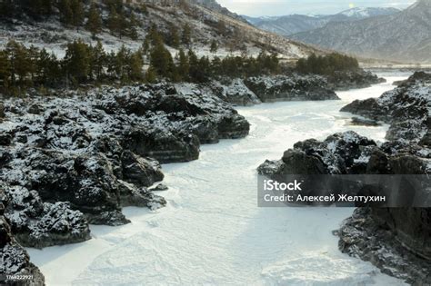 12월의 어느 날 눈 덮인 산으로 둘러싸인 그림 같은 계곡에 얼어붙은 강바닥이 있는 좁은 돌 협곡 겨울에 대한 스톡 사진 및 기타 이미지 Istock