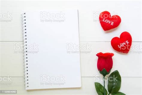 나무 테이블에 복사 공간 낭만적 인 발렌타인 휴일 개념으로 사랑의 날의 2 월 14 일 빨간색 장미 꽃과 노트북 및 심장 모양