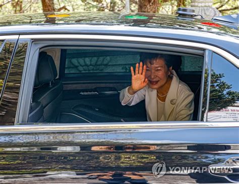 시민들에게 인사하는 박근혜 연합뉴스