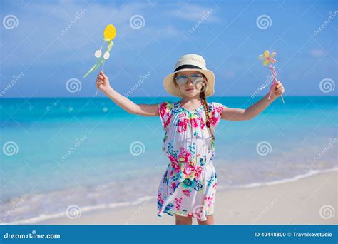 Menina Adorável Na Praia Branca Durante Férias De Verão Foto De Stock