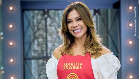 Martha Isabel Bolaños reacciona a abrazo y beso de Carolina Acevedo