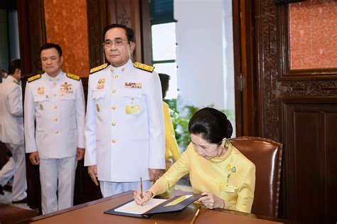 บิ๊กตู่ ภริยา ลงนามถวายพระพรในหลวง เนื่องในโอกาสวันเฉลิมพระชนมพรรษา