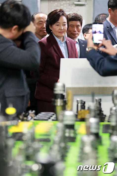 자동차 부품 금형 생산라인 살펴보는 박영선 장관 뉴스1 자동차 부품 금형 생산라인 살펴보는 박영선 장관 뉴스1