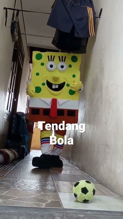 Spongebob Squarepants Tendang Bola Shorts Spongebobsquarepants