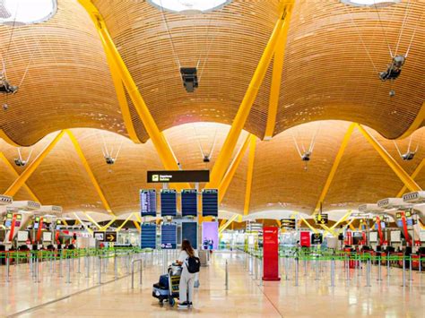 Aeropuerto De Madrid Barajas En Crisis 500 Personas Sin Techo Viven