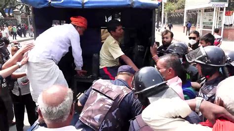 मिटरब्याजीपीडित र प्रहरीबीच झडप ३० जना नियन्त्रणमा