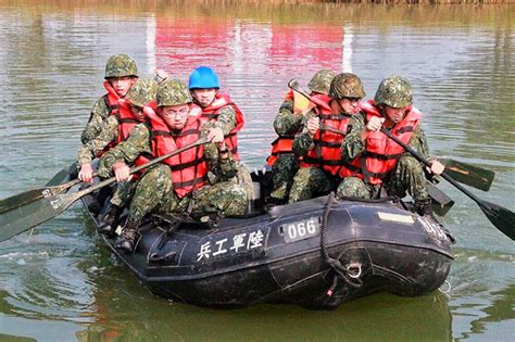 中華民國陸軍 ⚒逢山開路 遇河架橋⚒ 54工兵群 舟艇漕渡訓練 熟稔專長技能 精實工兵戰力