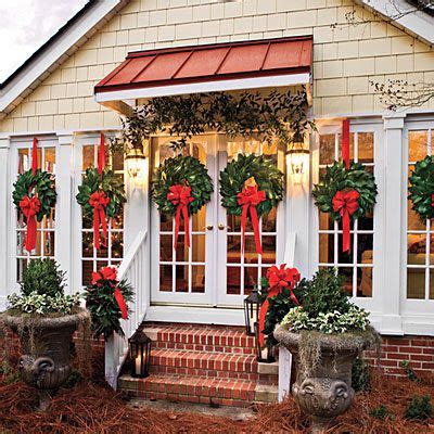 22 Christmas Wreaths On Windows Ideas Christmas Christmas