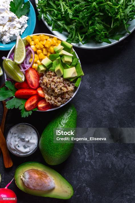 채식주의 건강 부처님 그릇 노란 빨간 토마토 무 파 슬 리 노아 아보카도 옥수수와 Toped 상위 뷰 복사 공간 수직 커버 0