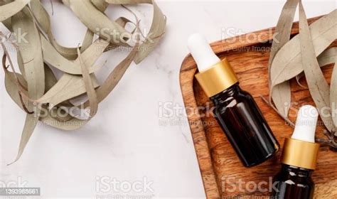 유칼립투스 잎이있는 콘크리트 배경에 피펫이있는 빈 호박색 유리 에센셜 오일 병의 상단보기 갈색에 대한 스톡 사진 및 기타 이미지 갈색 건강관리와 의술 공란 Istock