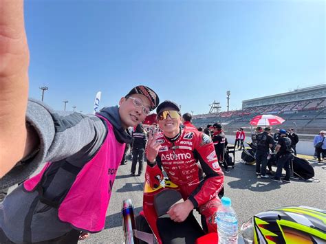 水野 涼 On Twitter 暇なら来なよって言ったら遂にグリッドにまで来た。race1の決勝後は反省会を開いてrace2のグリッドでは