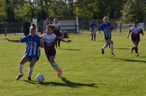 Filles vs garçons match de foot âprement disputé La Sauvetat du Dropt