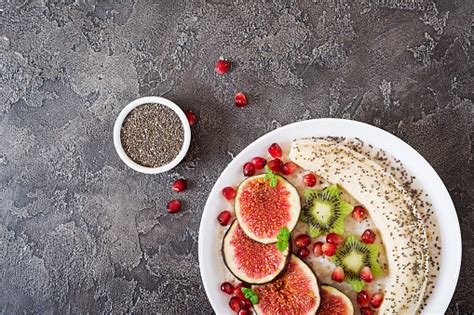 맛있고 건강 한 오트밀 무화과 키 위 석류 바나나 Chia 씨앗 건강 한 아침 식사입니다 피트 니스 음식입니다 적절 한