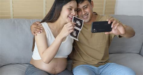 남편이 소셜 미디어 가족 및 임신 관리 개념에서 스마트폰으로 가족 및 친구들과 화상 통화를 하고 있는 젊은 임산부 사진 Unsplash의 임신한 이미지