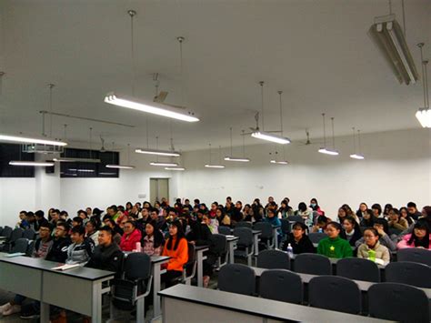 检验医学院开展“弘扬宪法精神，增强法治观念”主题班会 成医新闻网