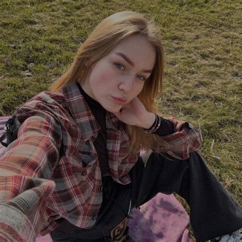 Tinaalev Webcam Model Profile Xhamsterlive