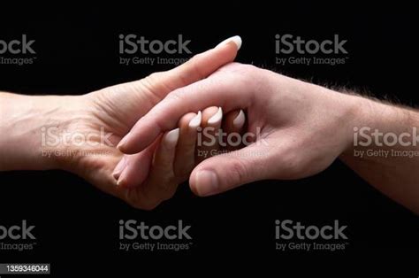 터치감은 남성과 여성의 손과의 접촉을 통해 감정과 감정을 표현합니다 2명에 대한 스톡 사진 및 기타 이미지 2명 감정