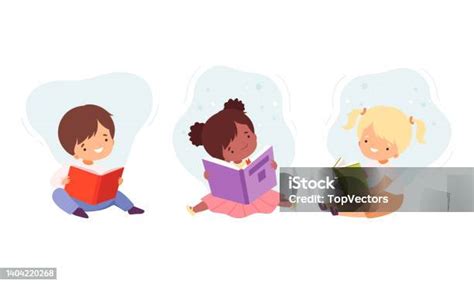 바닥에 앉아서 책을 읽는 사랑스러운 아이들 문학 만화 벡터 일러스트레이션을 즐기는 소년과 소녀 상상에 대한 스톡 벡터 아트 및 기타 이미지 Istock