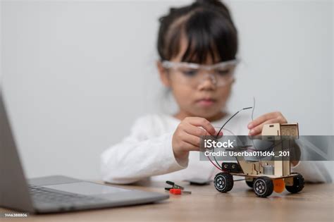 아시아 학생들은 집에서 Stem Steam 수학 공학 과학 기술 컴퓨터 코드 아이들을위한 로봇 공학 개념의 로봇 자동차 및 전자 보드 케이블 코딩을 배웁니다 4 5세에 대한