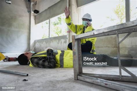 건설 현장 과 무의식에서 작업 중인 근로자의 작업 사고는 동료의 움직임과 함께 안전 책임자에게 구조 및 인명 구조 에 대한 호출