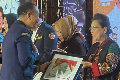 Pj Bupati Sangihe Terima Penghargaan Satya Lencana Aditya Karya Mahtva