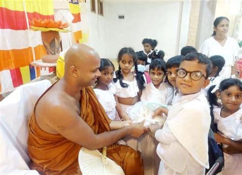 වෙසක් සතිය නිමිති කොට ගනිමින් ආමිස හා ප්‍රතිපත්ති පූජා වන්නට මුල්තැන ලබා දෙමින් පාසල හා අවට