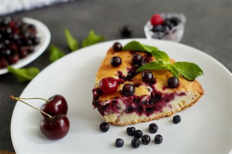 블루 베리 라즈베리 체리와 민트와 파이의 조각은 흰색 접시 냅킨에 디저트 맛있는 수제 케이크 조각 0명에 대한 스톡 사진 및