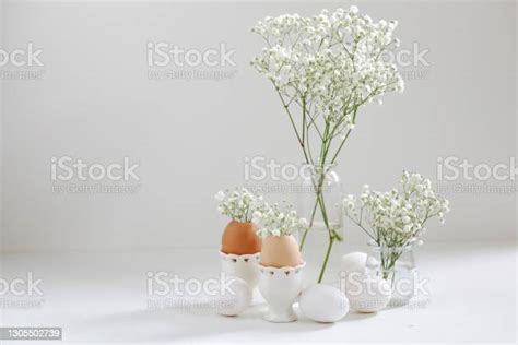 밝은 배경에 흰색 꽃 Gipsophyla와 계란 꽃다발 공간을 복사합니다 부활절 개념 0명에 대한 스톡 사진 및 기타 이미지