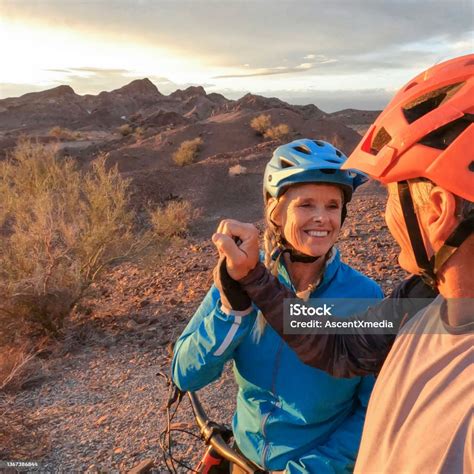 성숙한 산악 자전거 커플 은 일출에 사막 흔적에 일시 정지 웰빙에 대한 스톡 사진 및 기타 이미지 웰빙 건강한 생활방식 노인 커플 Istock