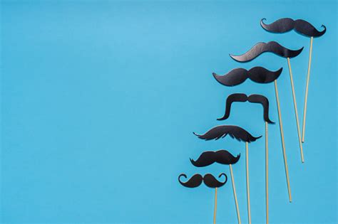 다양한 검은 색 사진 부스는 파란색 배경에 다른 모양의 콧수염을 소품 아버지의 날 또는 남성의 건강 인식 월간 캠페인 컨셉을
