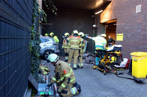 Bijzonder Ongeval Bij De Jumbo Auto Door De Muur Heen 112brabant