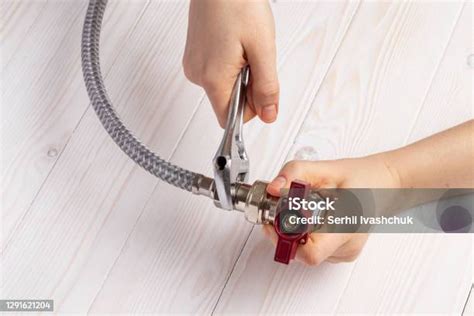렌치를 사용하여 유연한 호스를 워터 스톱 밸브에 연결하는 여성 배관공 각도에 대한 스톡 사진 및 기타 이미지 각도 강철 관 튜브 Istock