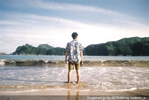 海に立つ人の写真・画像素材 Snapmart（スナップマート）