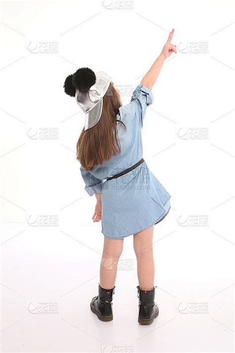 穿着牛仔裤的小女孩。