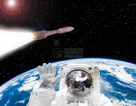 太空宇航员挥舞火箭飞过美国航天局提供的这高清图片下载 正版图片504420517 摄图网