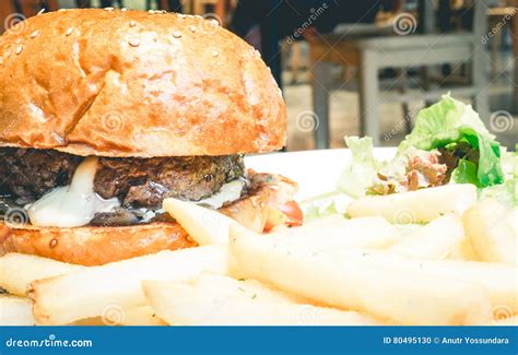 Hamburguesa Gruesa De La Carne De Vaca Con Las Patatas Fritas Foto De Archivo Imagen De Bocado