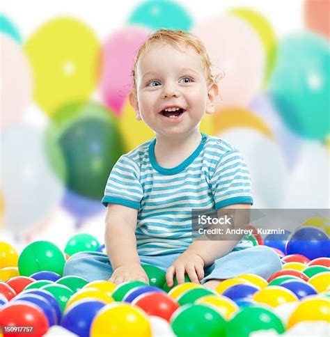 귀여운 남자아이 게임하기 색상화 공 곱슬 머리에 대한 스톡 사진 및 기타 이미지 곱슬 머리 구 귀여운 Istock