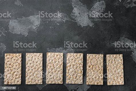 전체 곡물 선명한 빵 검은 어두운 돌 테이블 배경에 상단 보기 평면 누워 텍스트복사 공간 0명에 대한 스톡 사진 및 기타 이미지