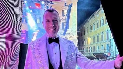 Amadeus Inizia La Terza Serata Di Sanremo Con Una Diretta Instagram E Sbaglia