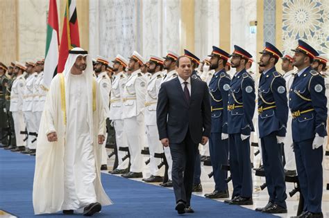 ولي عهد أبو ظبي محمد بن زايد منح السيسي وساما رفيعا