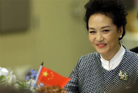 彭丽媛参观癌症研究中心 盖茨夫妇陪同 4 中国日报网