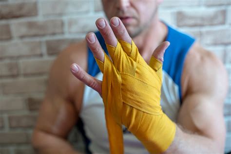 권투 선수는 노란 붕대와 싸움을 하기 전에 그의 손을 붕대 건강관리와 의술에 대한 스톡 사진 및 기타 이미지 건강관리와 의술 권위 권투 스포츠 Istock