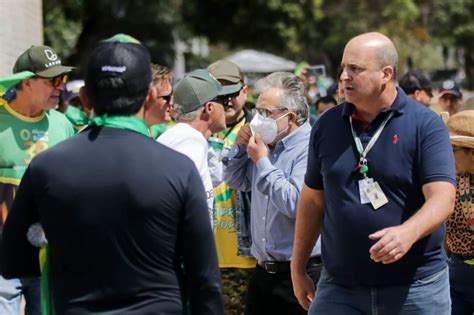 Manifestantes bolsonaristas tentam invadir o Ministério da Saúde