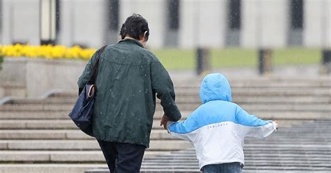 갑자기 쏟아진 비에 뛰어가는 시민들